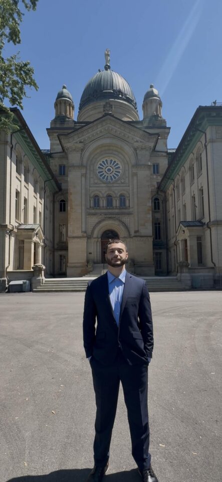Au nom de la promotion 2026 : Julien-Alexandre Pinard monte sur scène ...